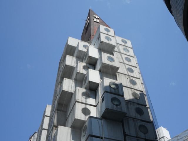 究極の「おひとりさまマンション」中銀カプセルタワー「無印良品の部屋」を訪ねて | DANRO