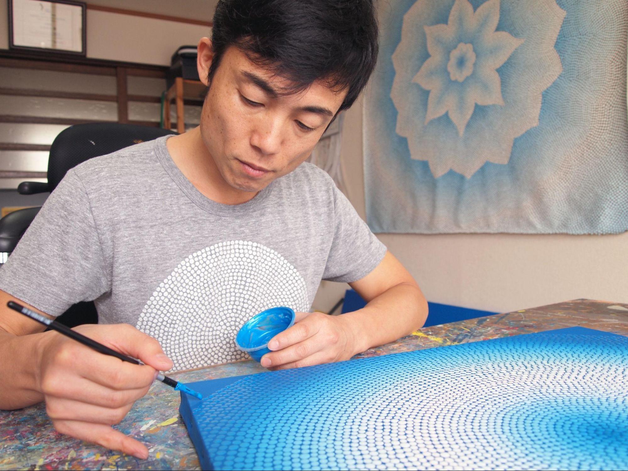 「意識が戻るときに見る光の世界を描きたい」アーティストGOMAの紡ぐ世界（後編） | DANRO