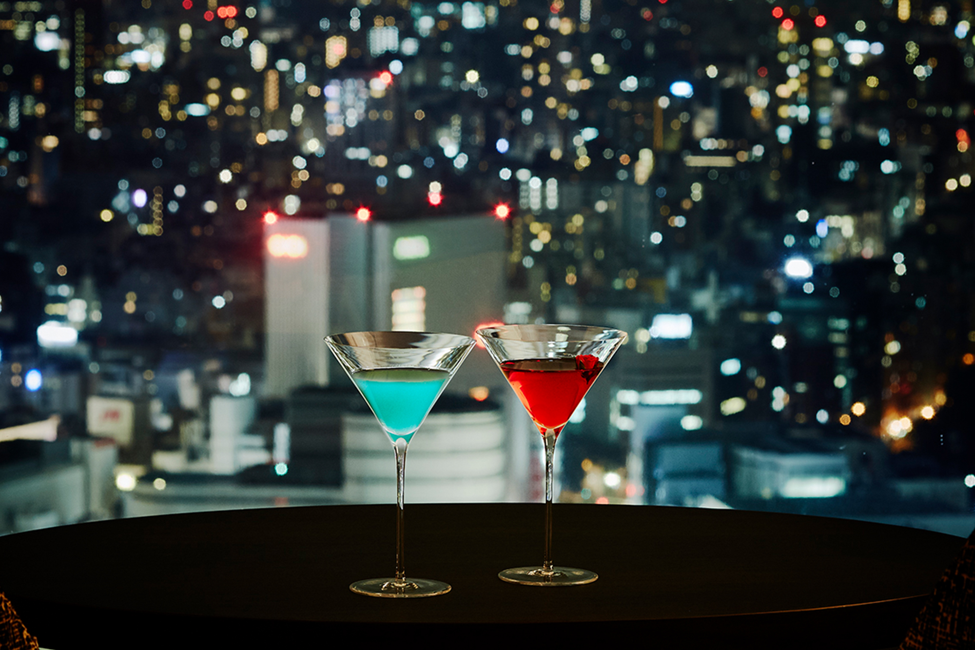 2杯のカクテルを「ひとり」で飲む贅沢 京王プラザホテルの「おひとりさま向けグルメ」 | DANRO